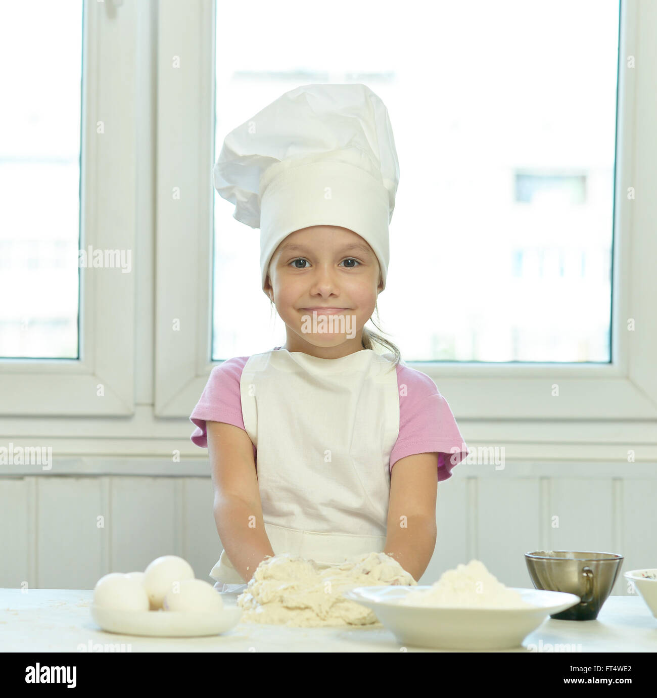 Little girl cooking Stock Photo - Alamy