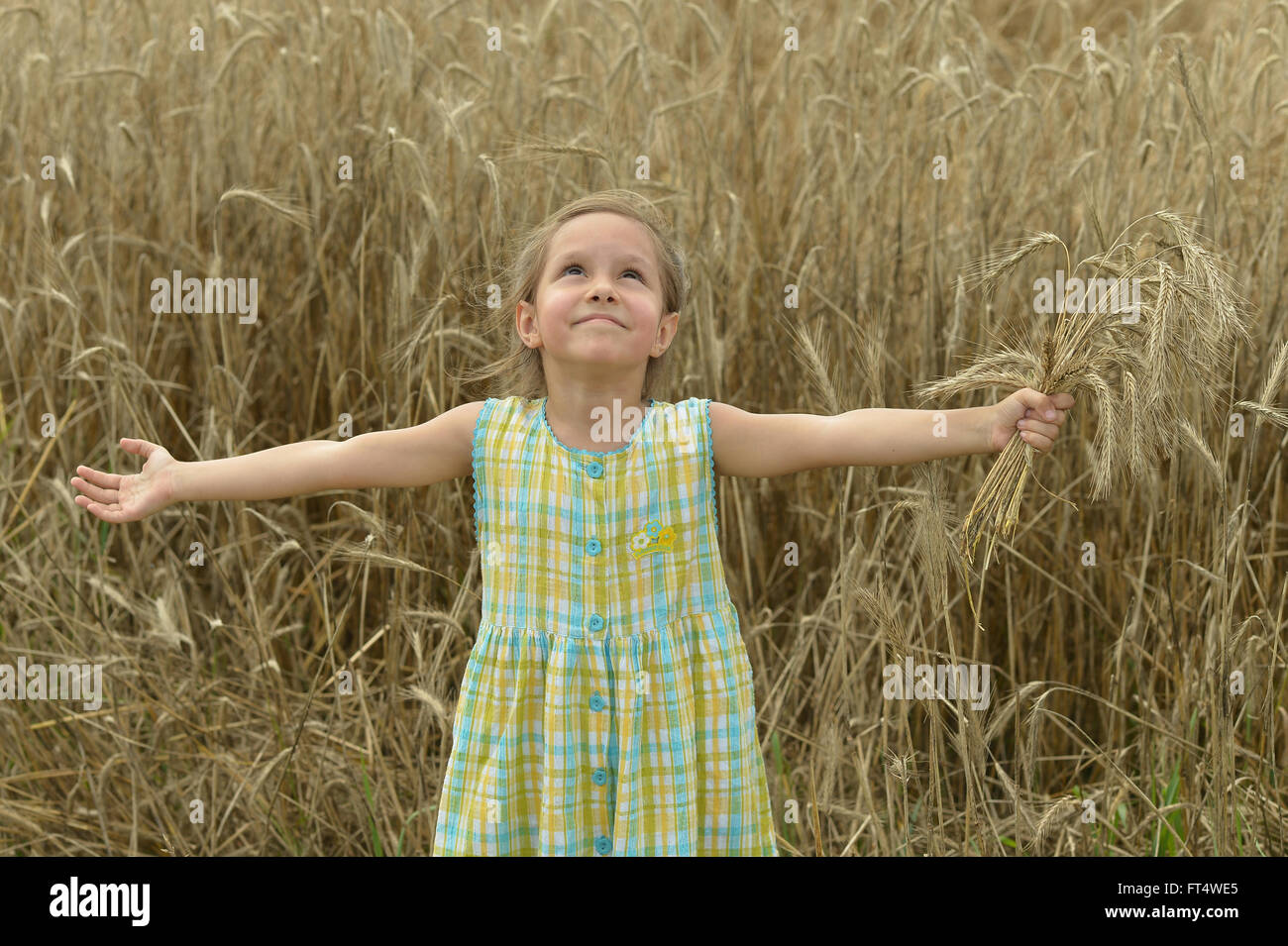 Little girl running Stock Photo - Alamy