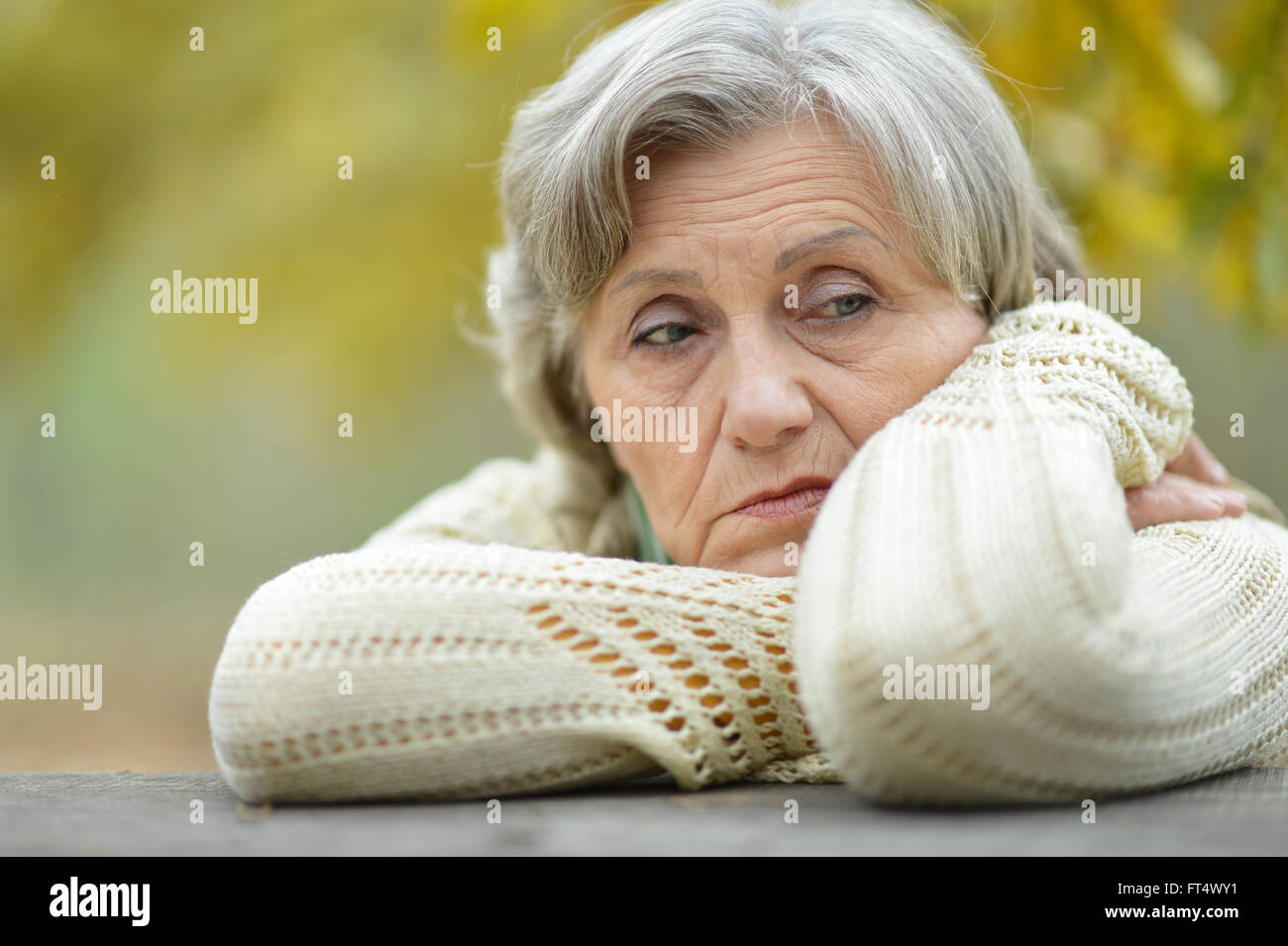 Sad old woman in park Stock Photo - Alamy