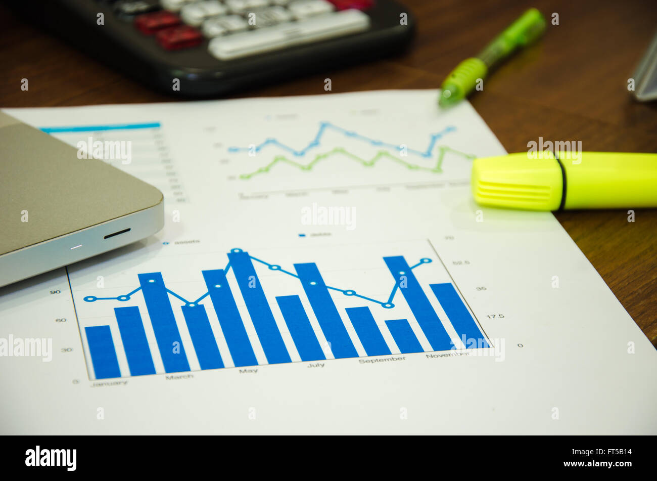 business bar graph and computer on desk Stock Photo - Alamy