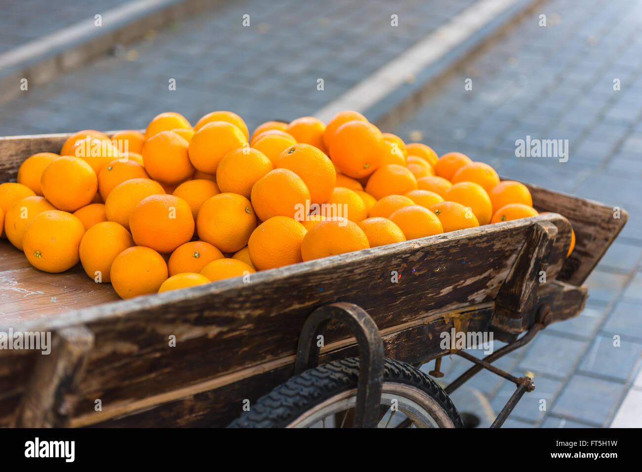 Fresh oranges on vintage wooden cart in the town Stock Photo - Alamy