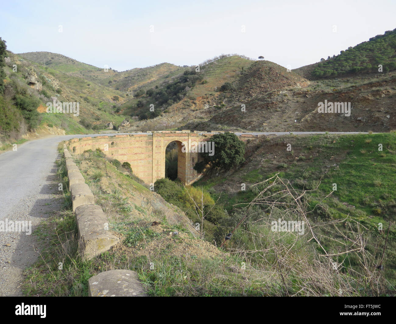 Arched road supports hi-res stock photography and images - Alamy