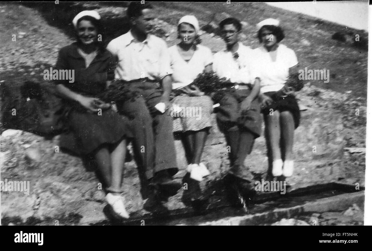 Group of 1920s italian saylors males and females taken in summer close ...