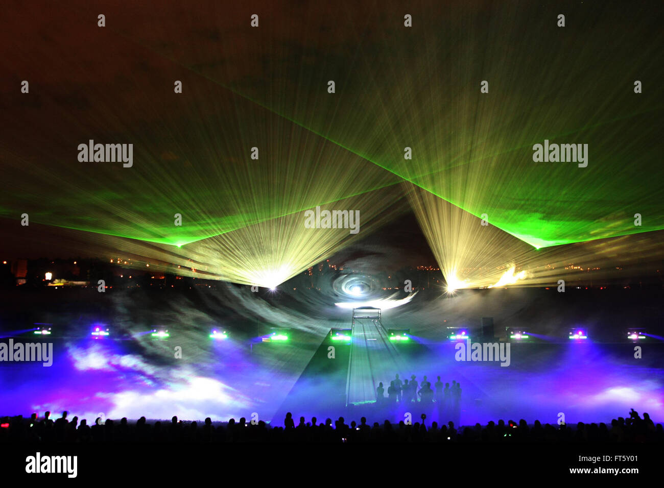 Laser light show people hi-res stock photography and images - Alamy