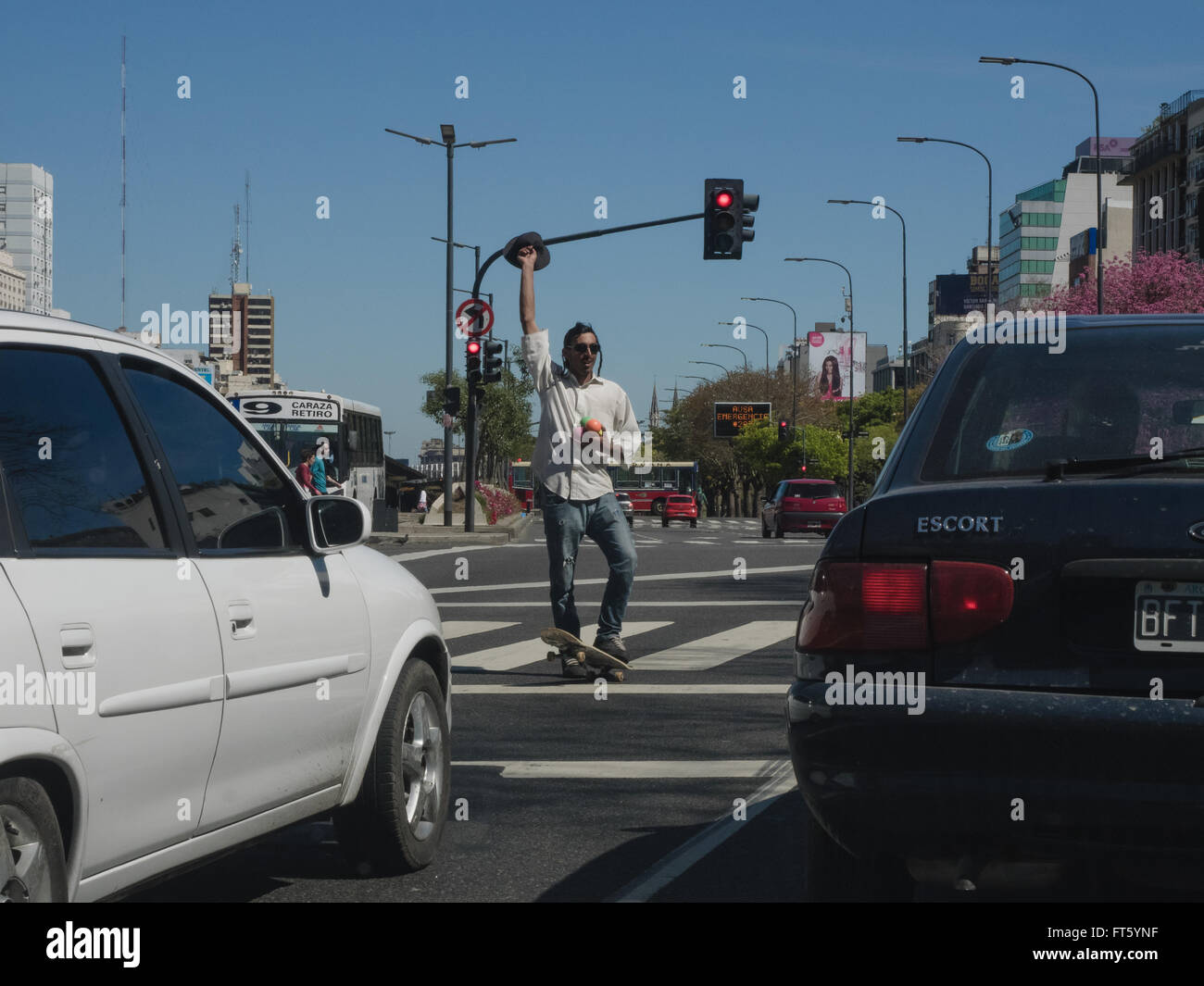 Street performer juggling hi-res stock photography and images - Alamy