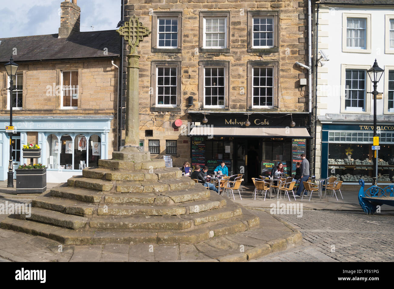 Alnwick market cross and Melvyn's Cafe, Northumberland, England, UK ...