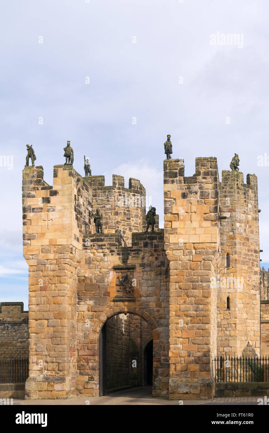 Alnwick castle gatehouse alnwick northumberland hi-res stock ...