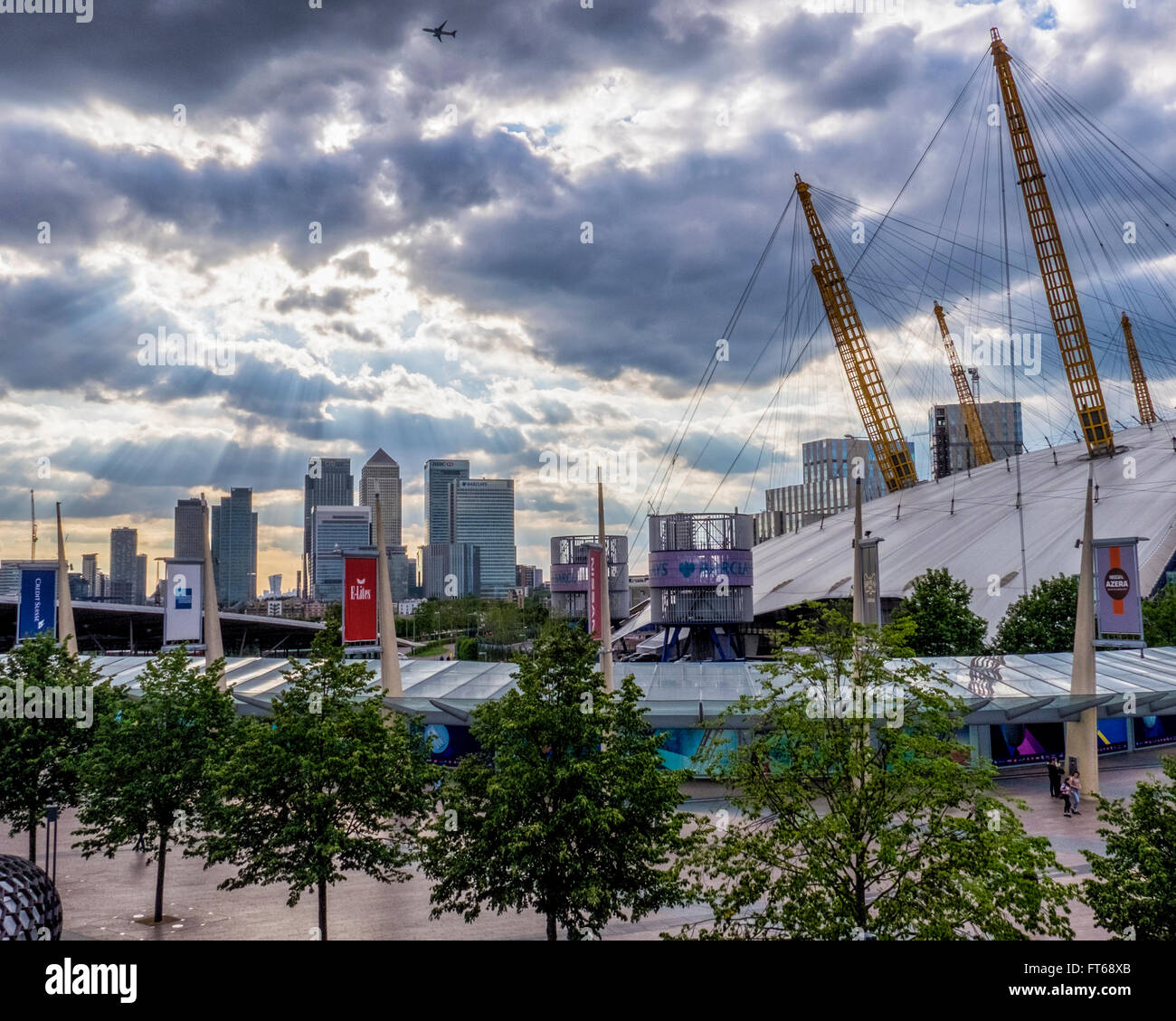 Canary wharf centre and the o2 arena hi-res stock photography and ...