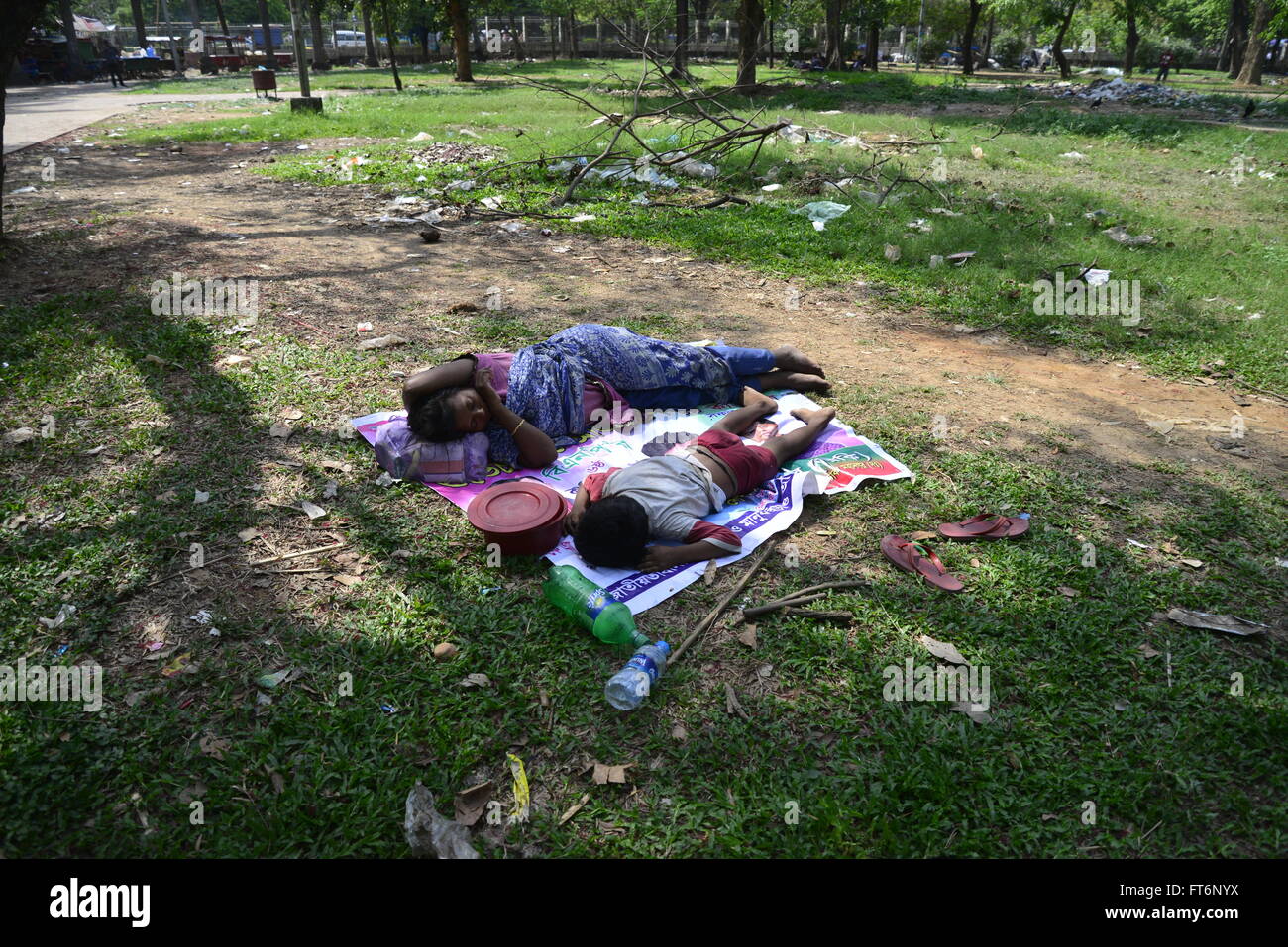 Homeless mother child hi-res stock photography and images - Alamy