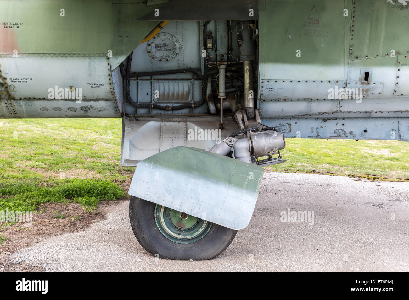 Aircraft wheels and brakes hi-res stock photography and images - Alamy