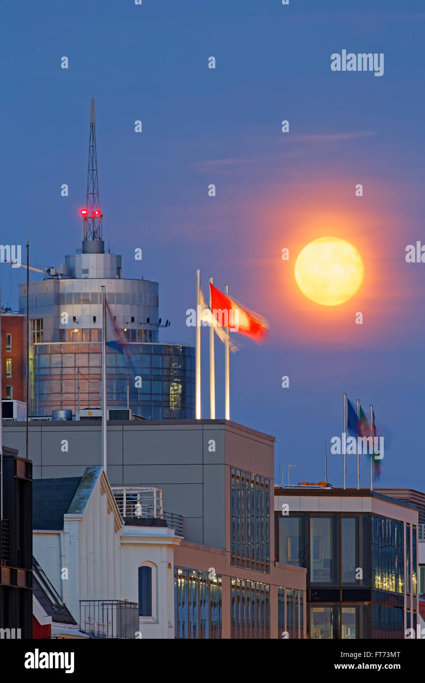 Full moon over cities hi-res stock photography and images - Alamy