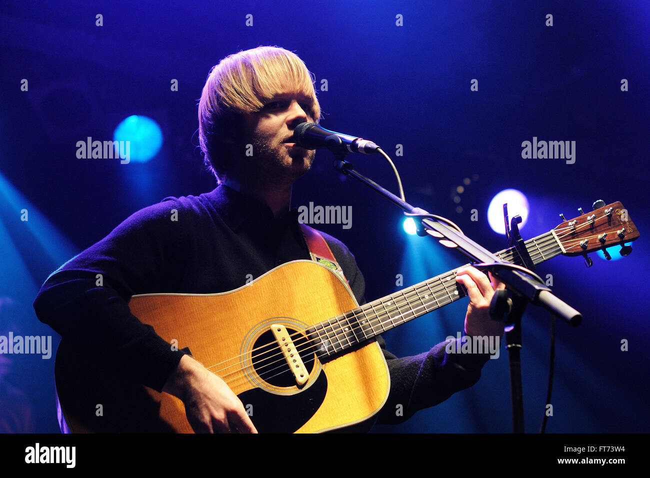 BARCELONA - NOV 11: Singer and guitar acoustic player of The Coral ...