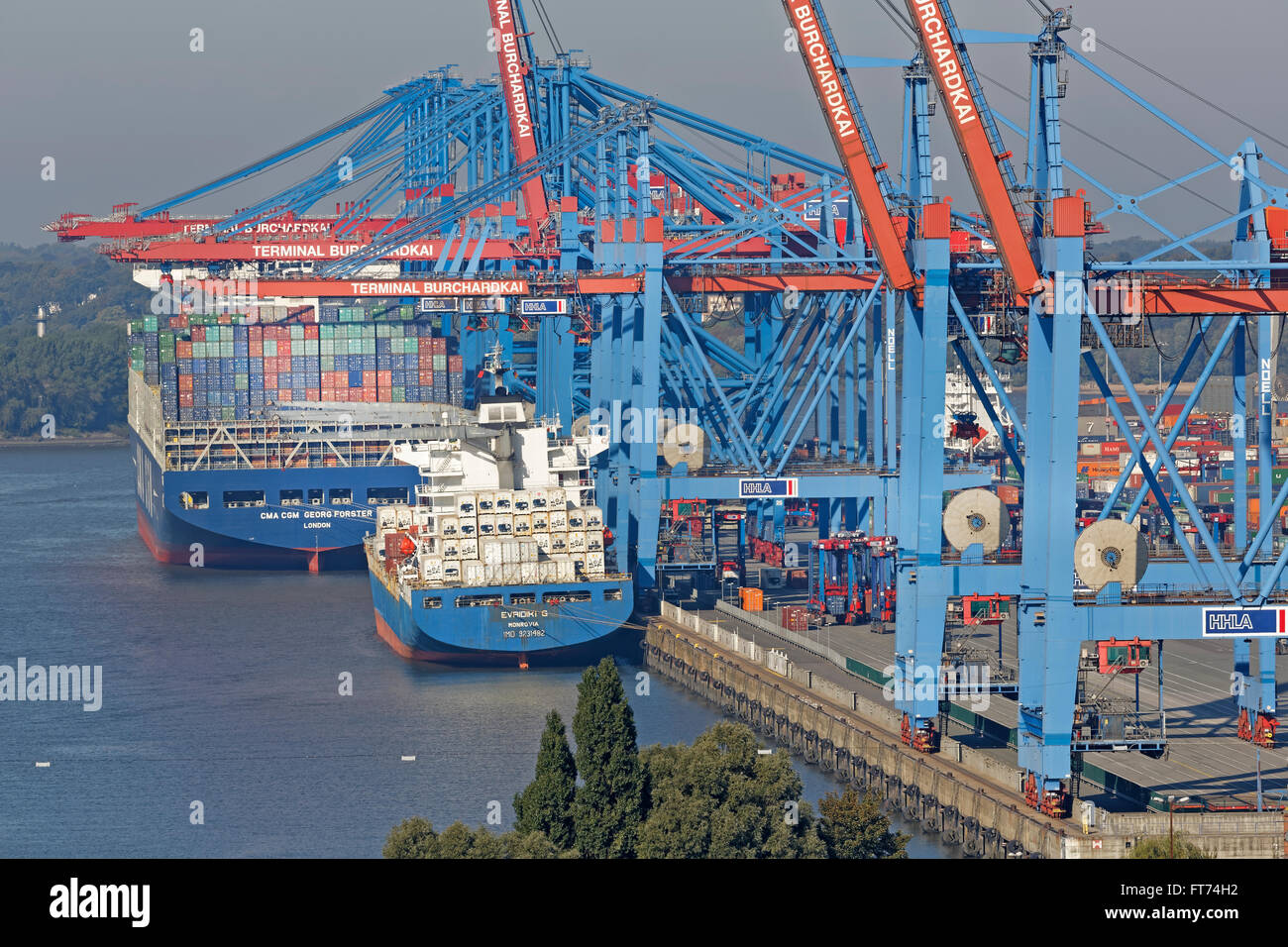 Container handling kran hi-res stock photography and images - Alamy