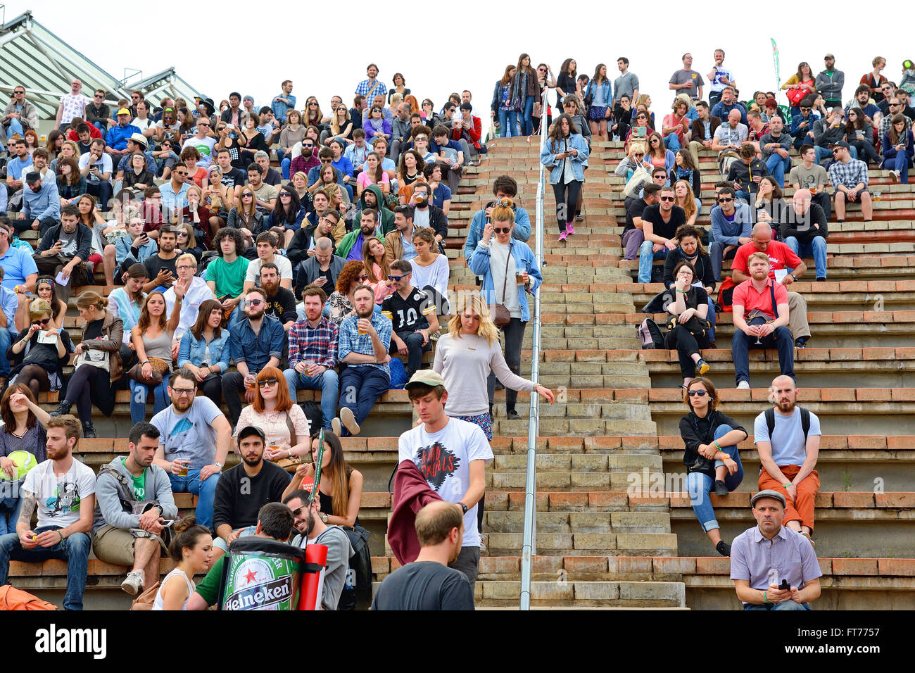 BARCELONA - MAY 30: Audience watch a concert at Heineken Primavera ...
