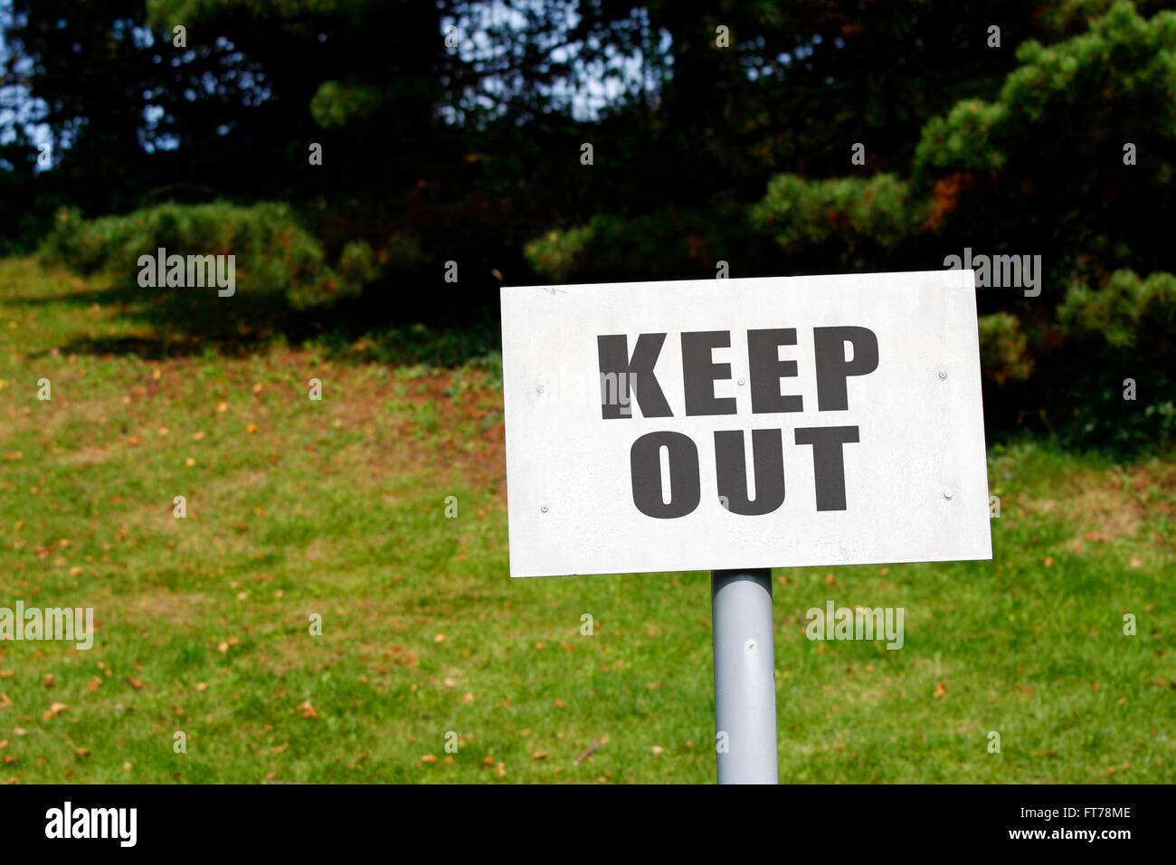 Keep out sign in a rural field Stock Photo - Alamy