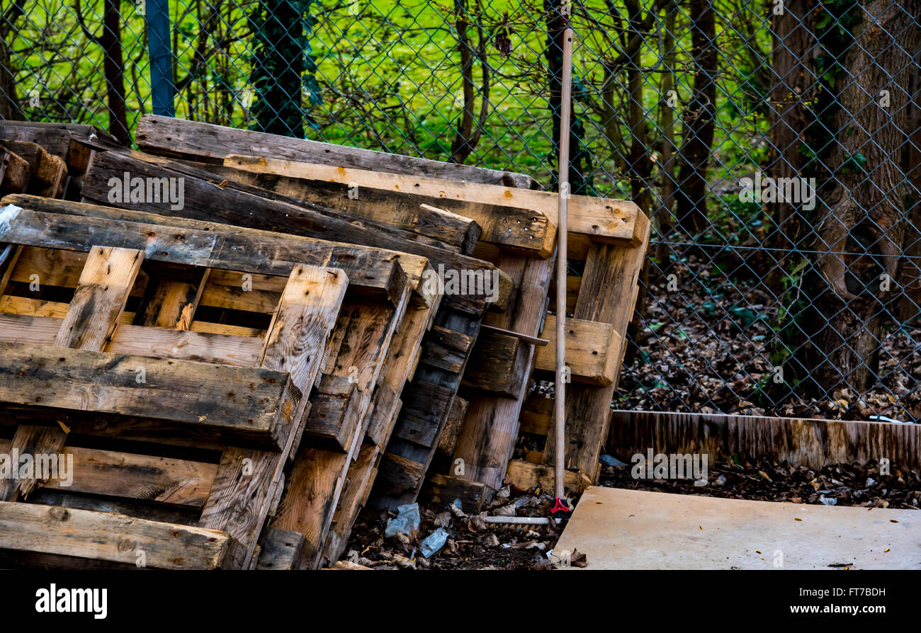 Old pallet hi-res stock photography and images - Alamy
