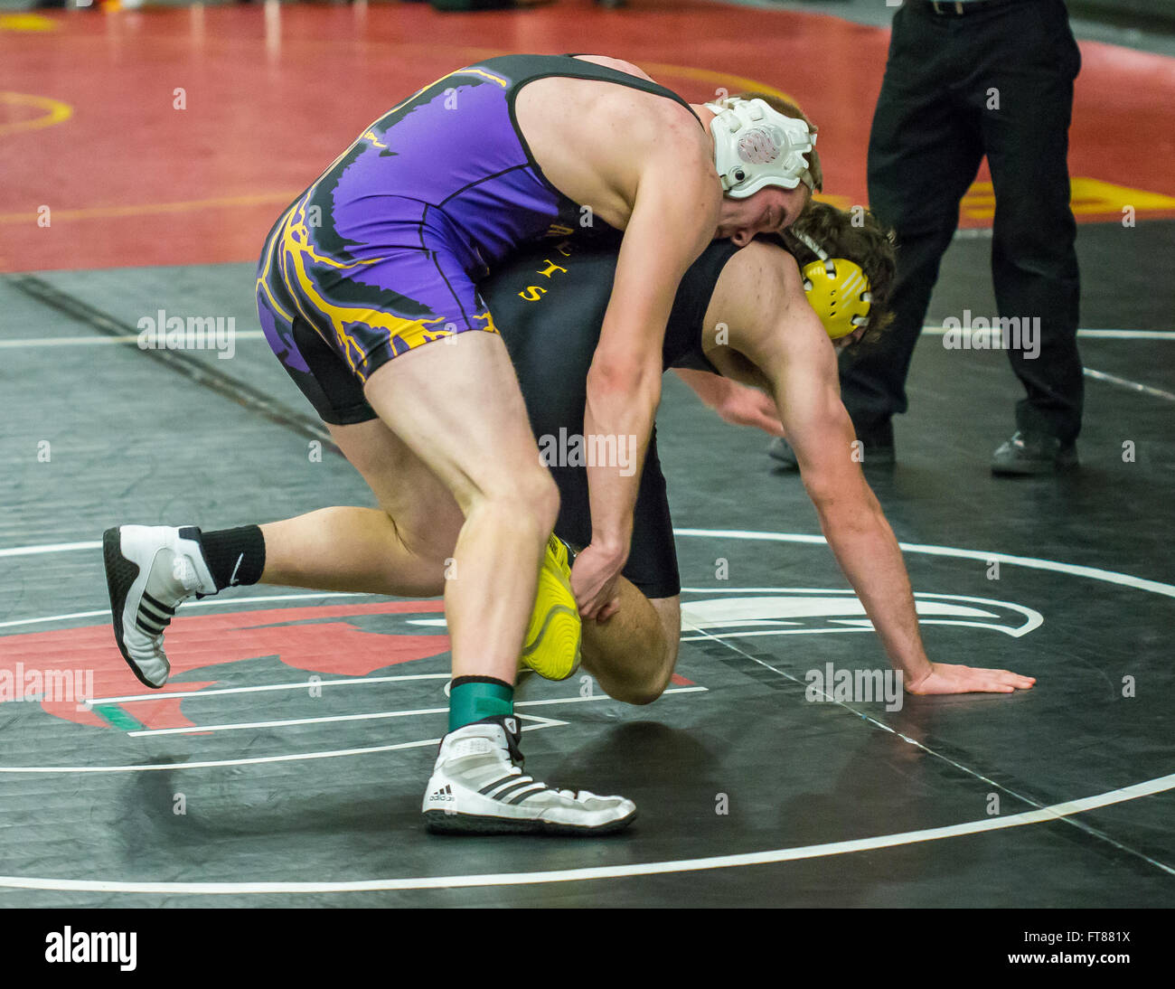 Two wrestlers on mat hi-res stock photography and images - Alamy