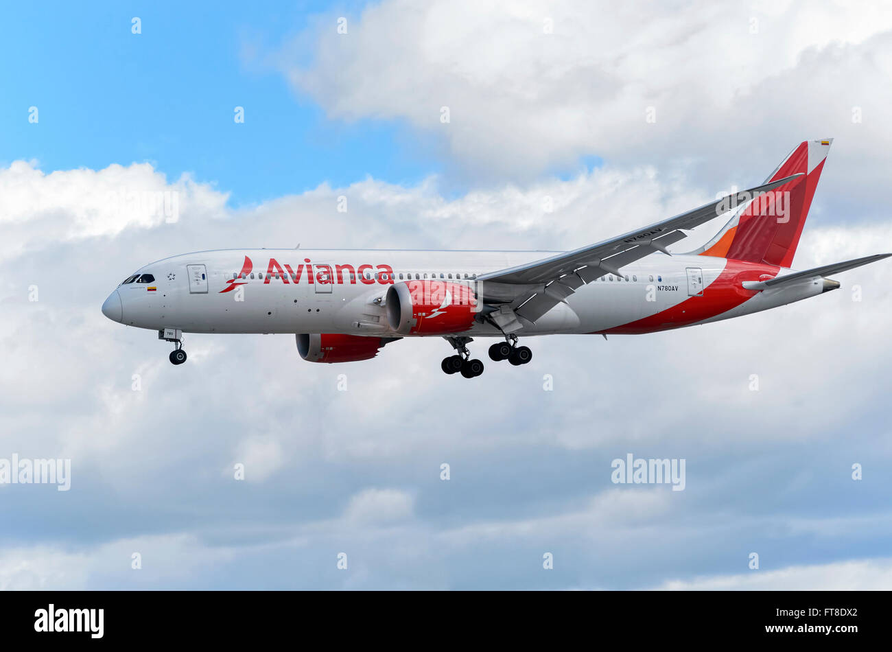 Boeing 787 dreamliner side view hi-res stock photography and images - Alamy