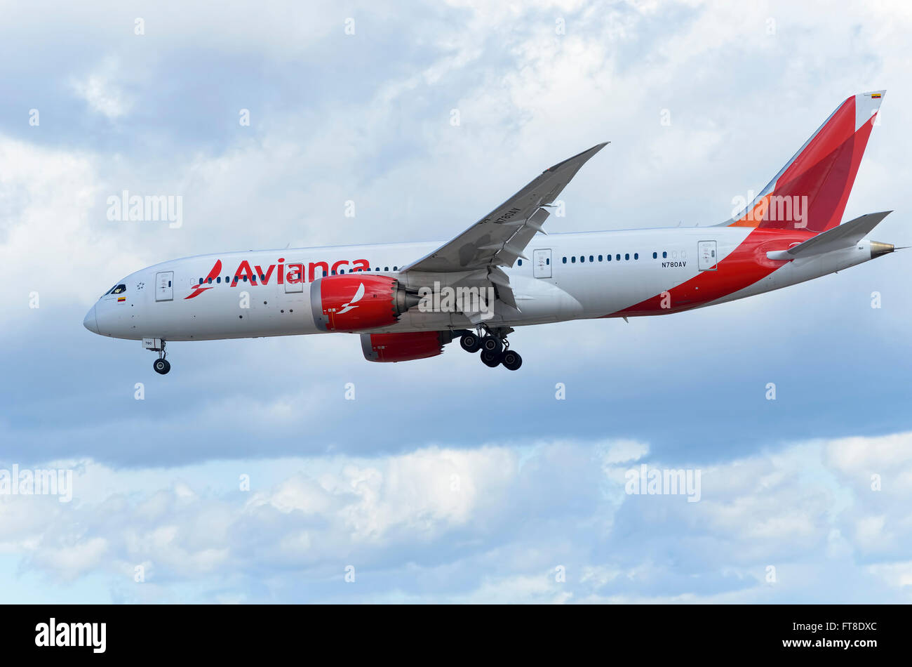 Boeing 787 dreamliner side view hi-res stock photography and images - Alamy