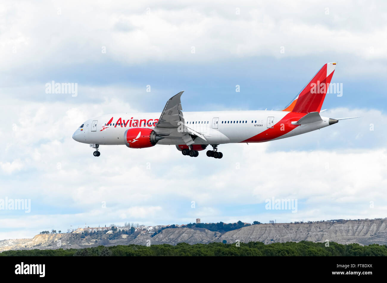 Boeing 787 dreamliner side view hi-res stock photography and images - Alamy