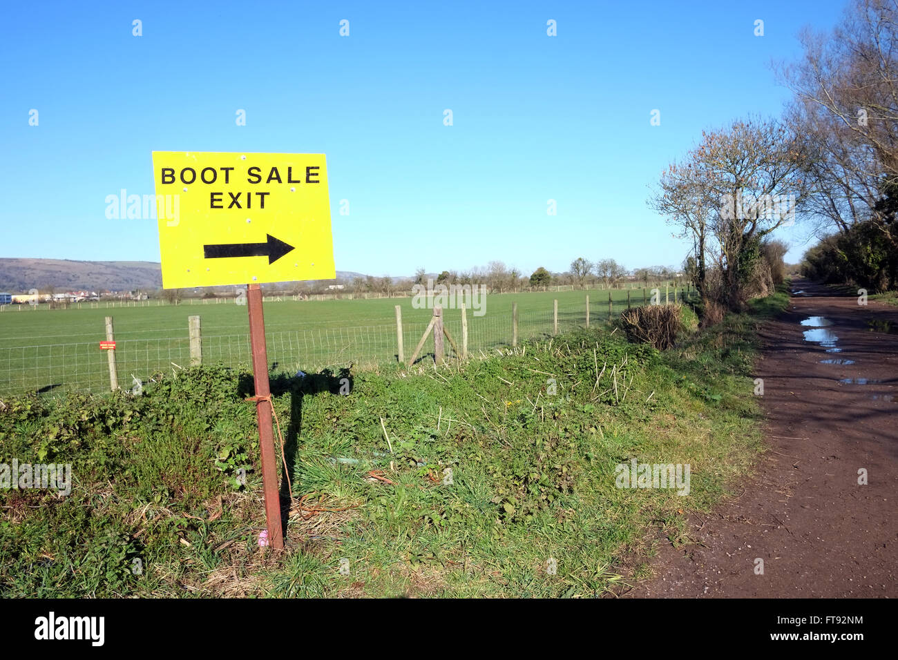 Car boot sale exit signs on a rough country road in Cheddar, Somerset ...