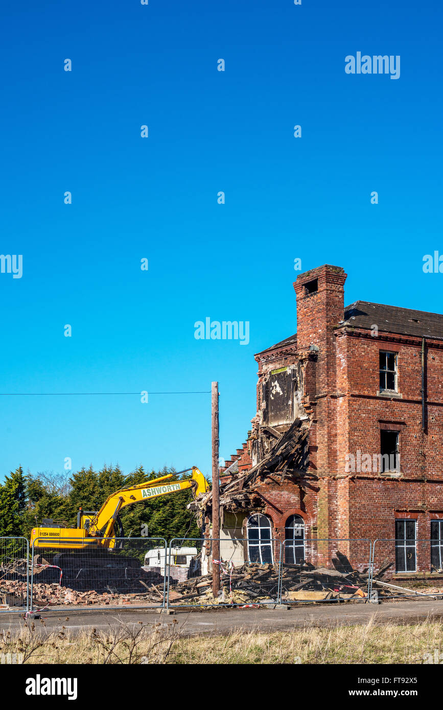Building being demolished hi-res stock photography and images - Alamy