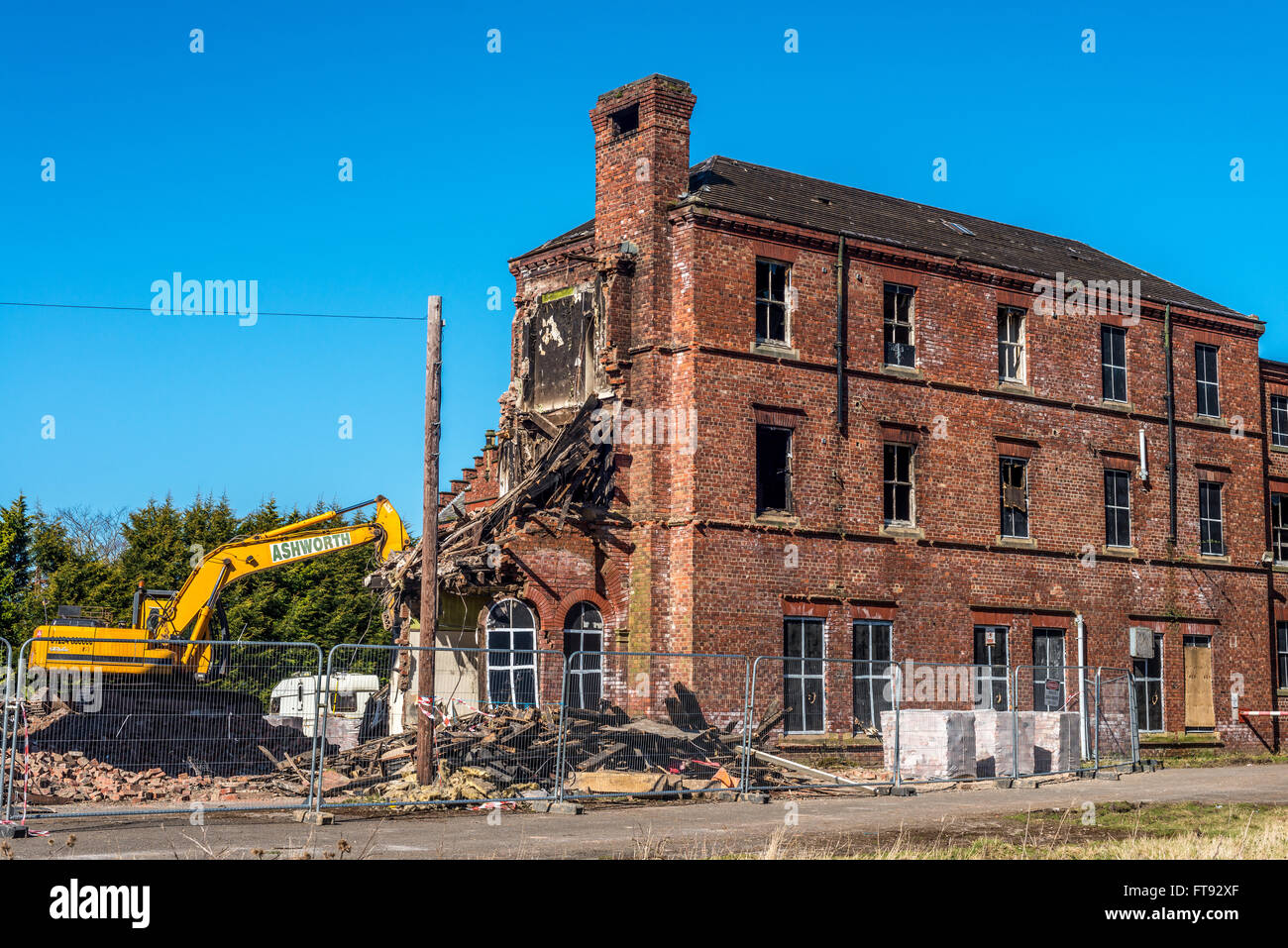 Building being demolished hi-res stock photography and images - Alamy
