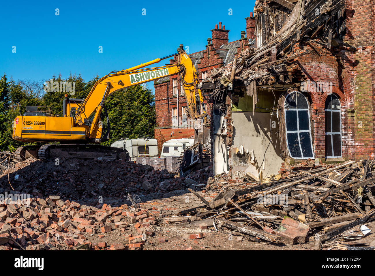 Building being demolished hi-res stock photography and images - Alamy