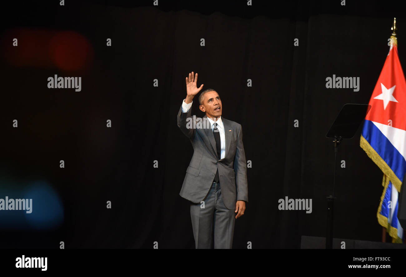 Barack obama waves hi-res stock photography and images - Alamy