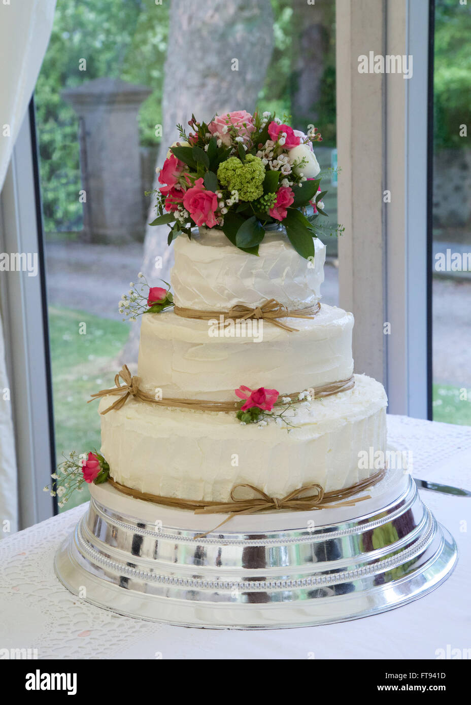 Base for cake silver hi-res stock photography and images - Alamy