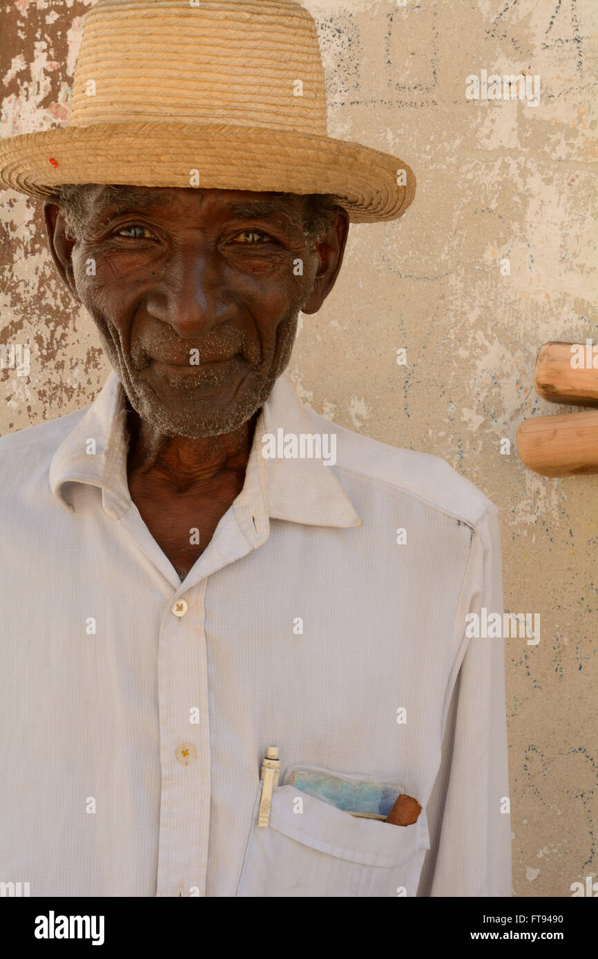 A Cuban man in a straw hat in Old Havana, Cuba Stock Photo - Alamy