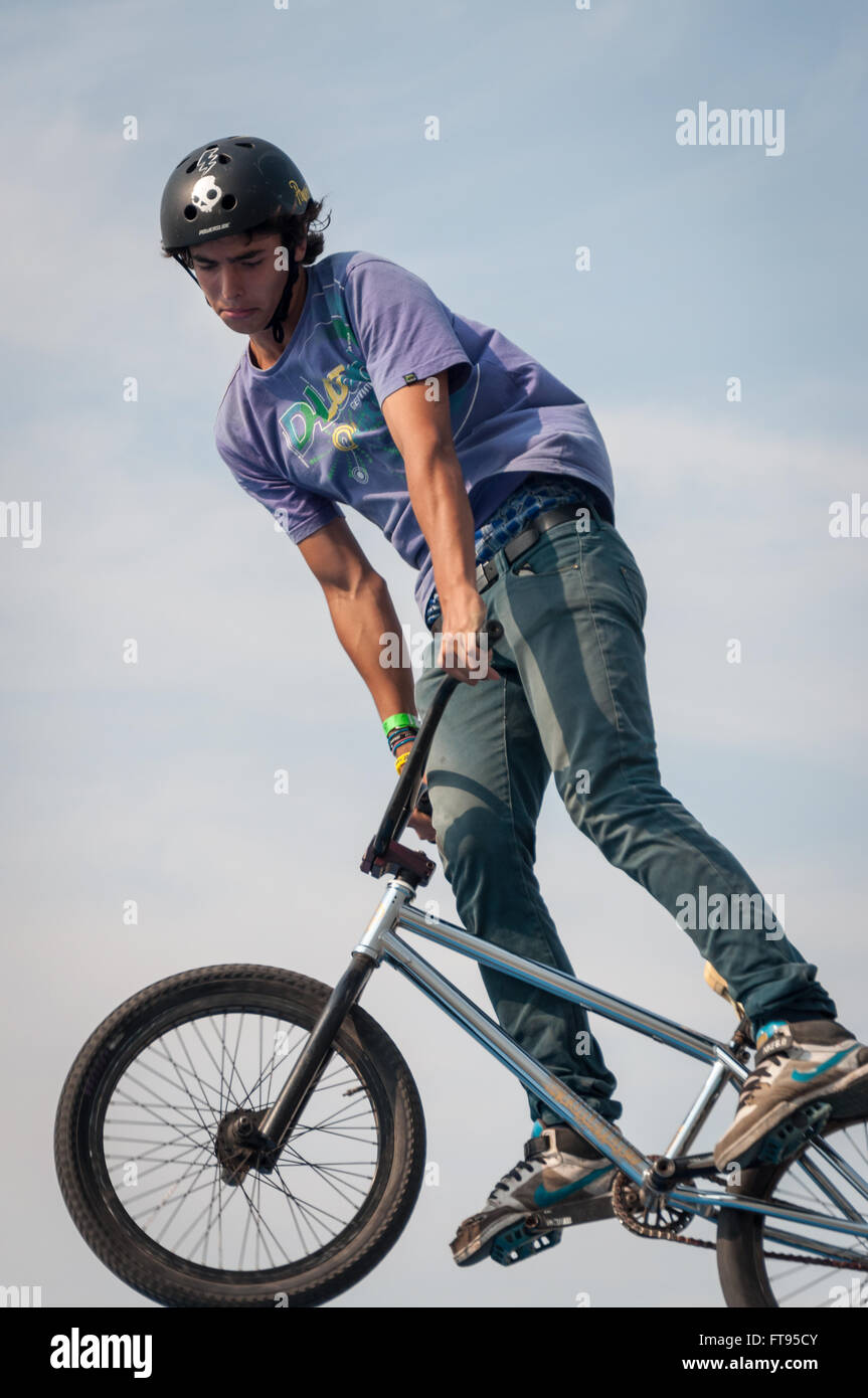 Dirt flying in air hi-res stock photography and images - Alamy