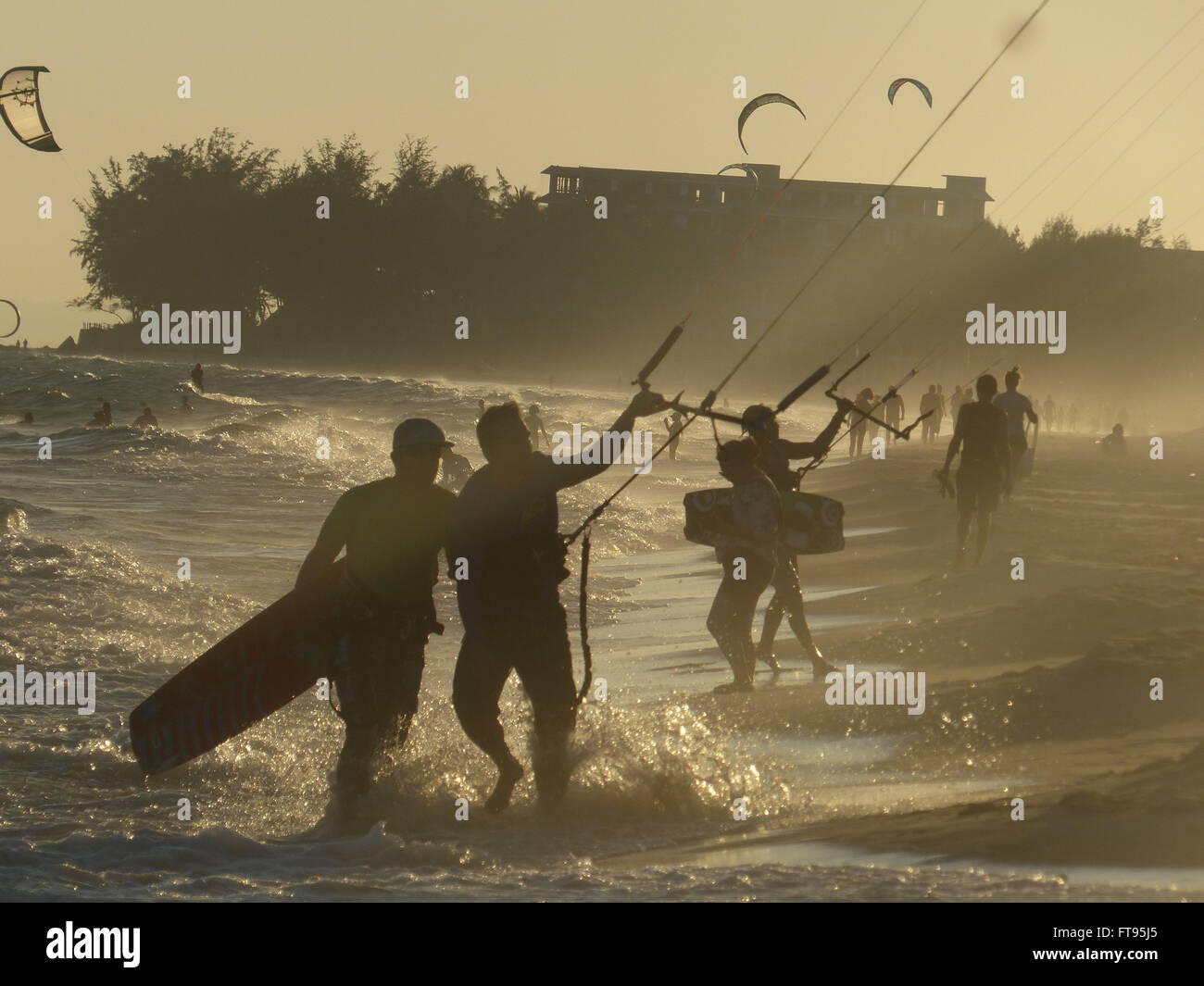 Men pull kites after kitesurfing Stock Photo - Alamy