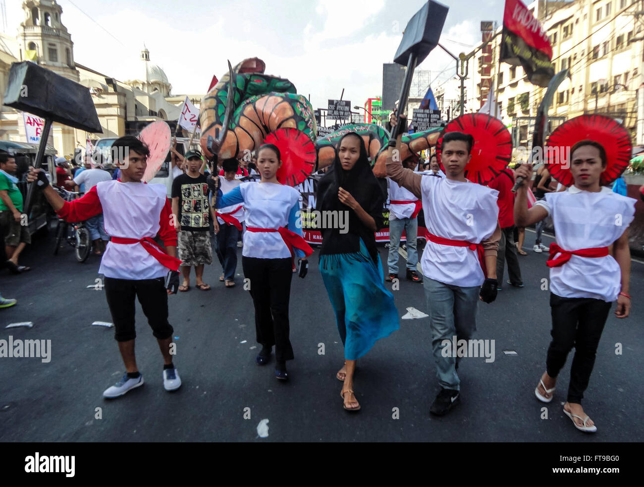 People along manila street philippines hi-res stock photography and ...