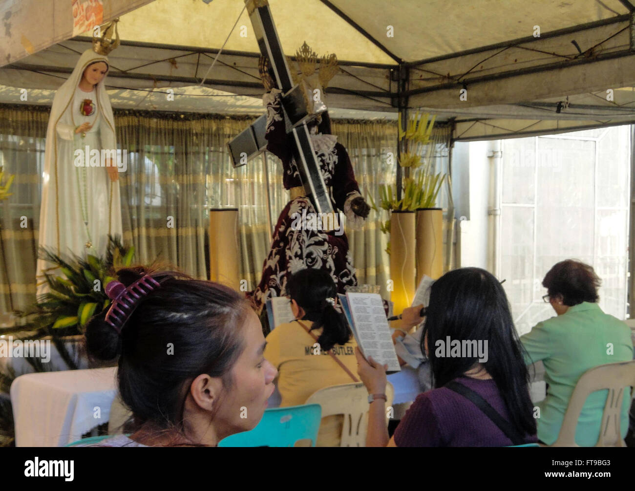 Manila, Philippines. 21st Mar, 2016. Devotees perform a 'pabasa ...