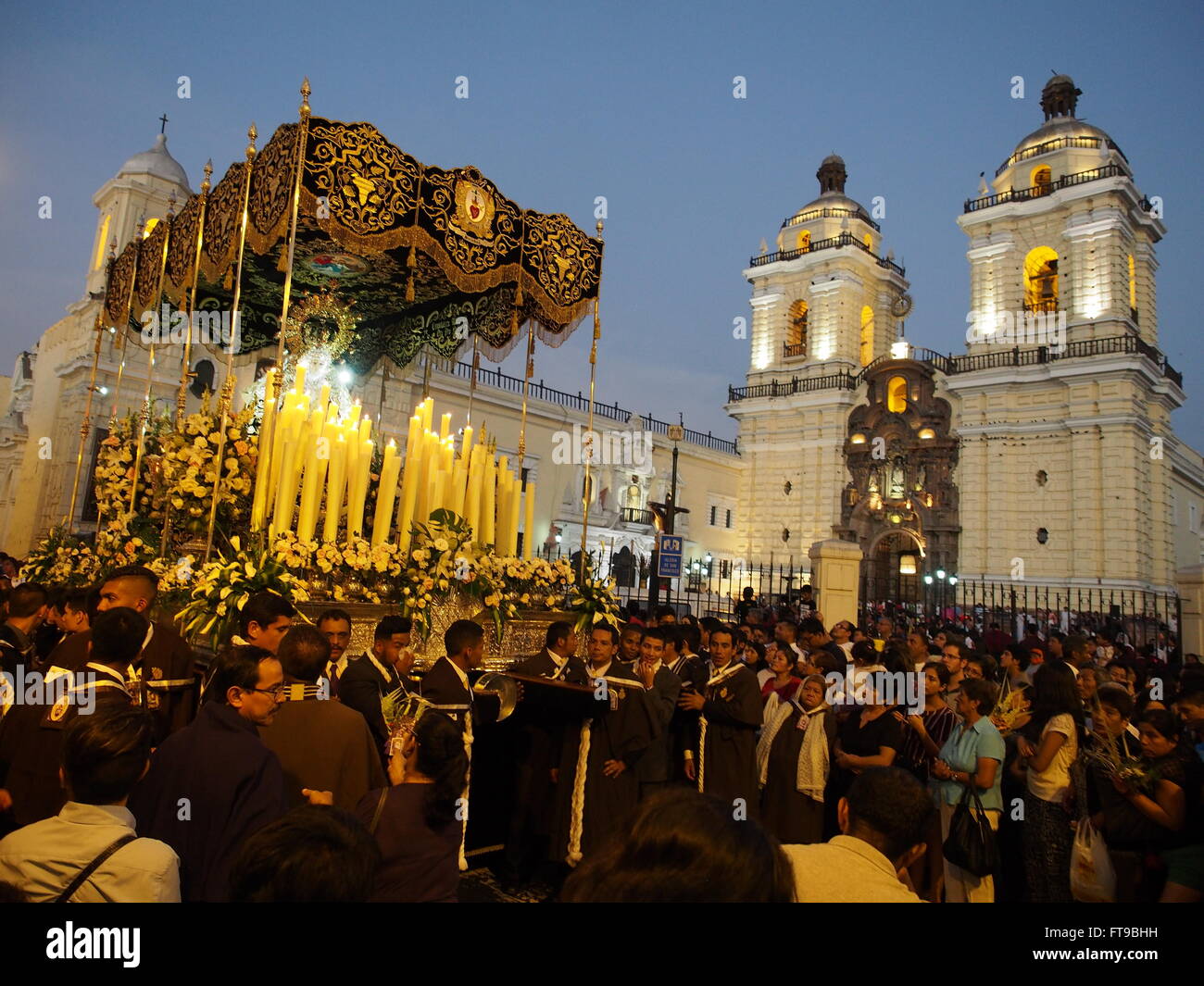Lima, Peru. 25th Mar, 2016. In the most traditional way and keeping a ...