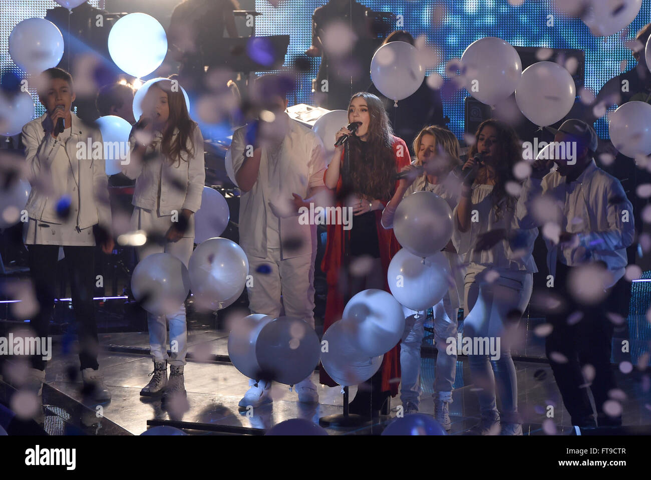 Birdy singer hi-res stock photography and images - Alamy