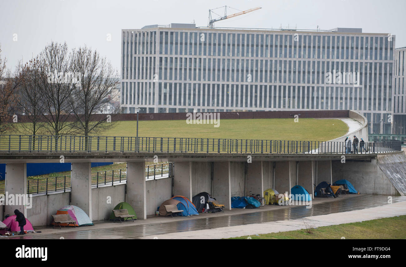Berlin homeless tents along spree river hi-res stock photography and ...