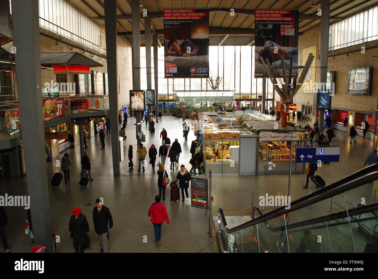 People walk in the main hall at Munich Central Station Stock Photo - Alamy