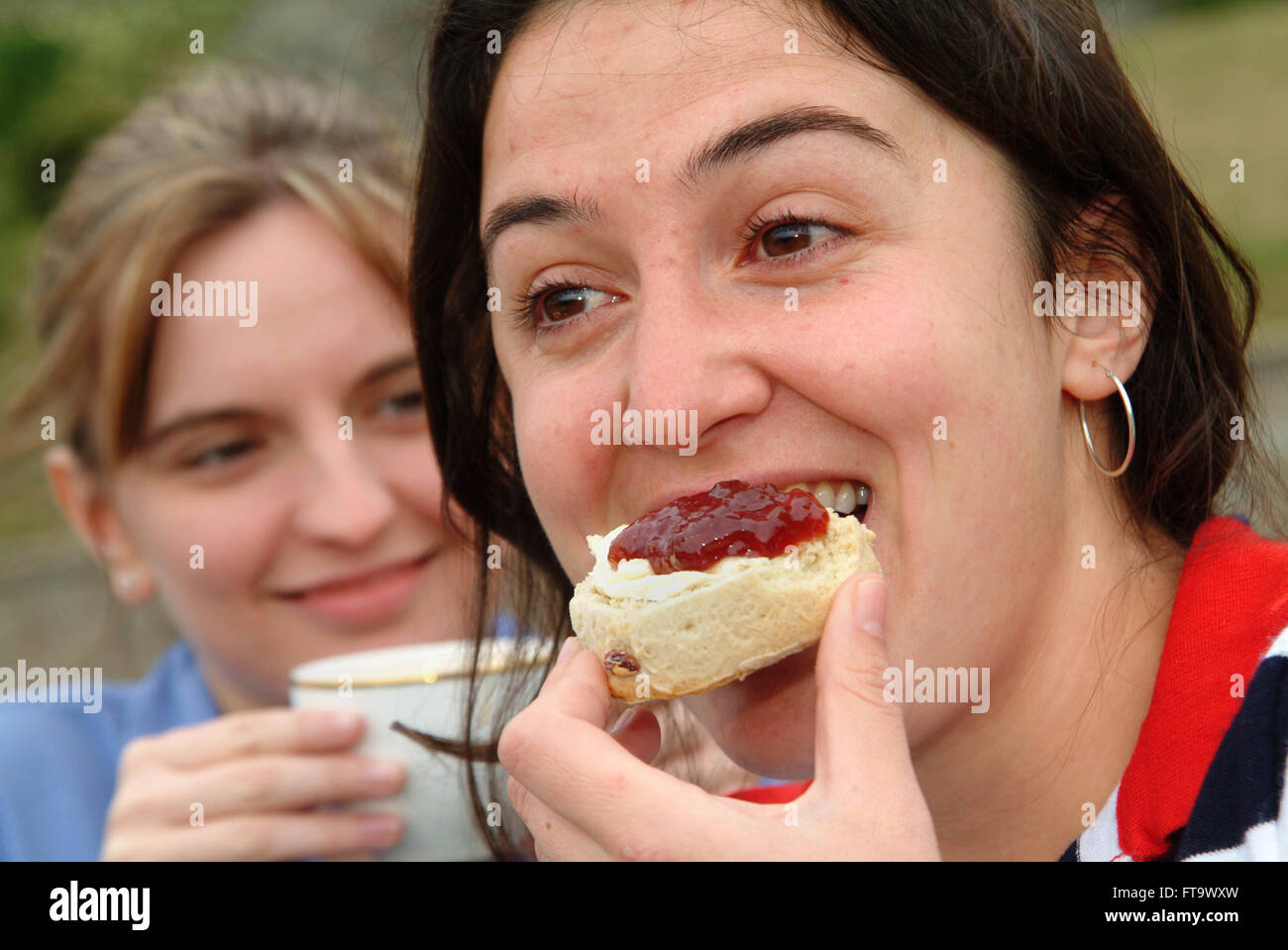 Two women eating a cream tea hi-res stock photography and images - Alamy