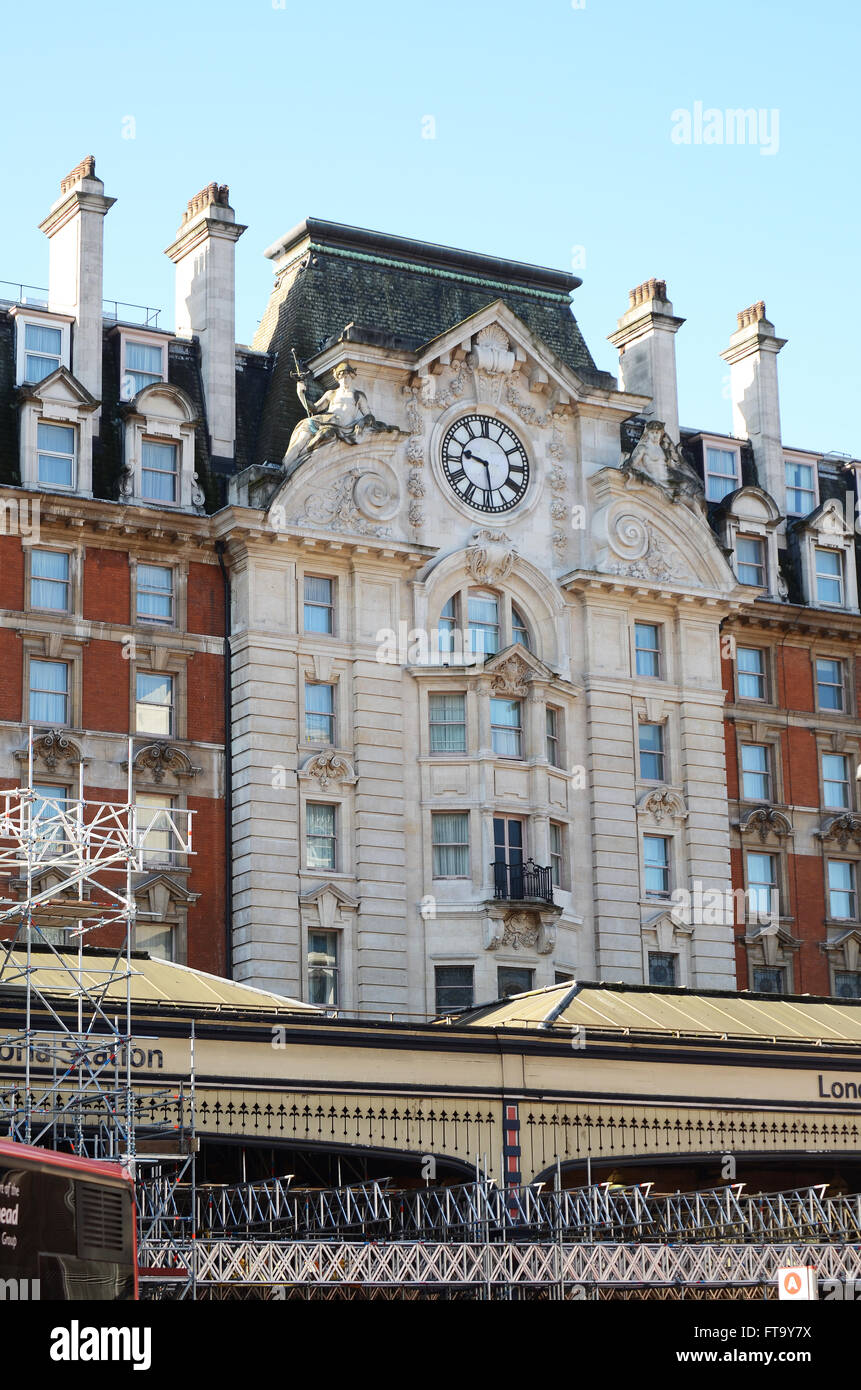 London victoria station hi-res stock photography and images - Alamy