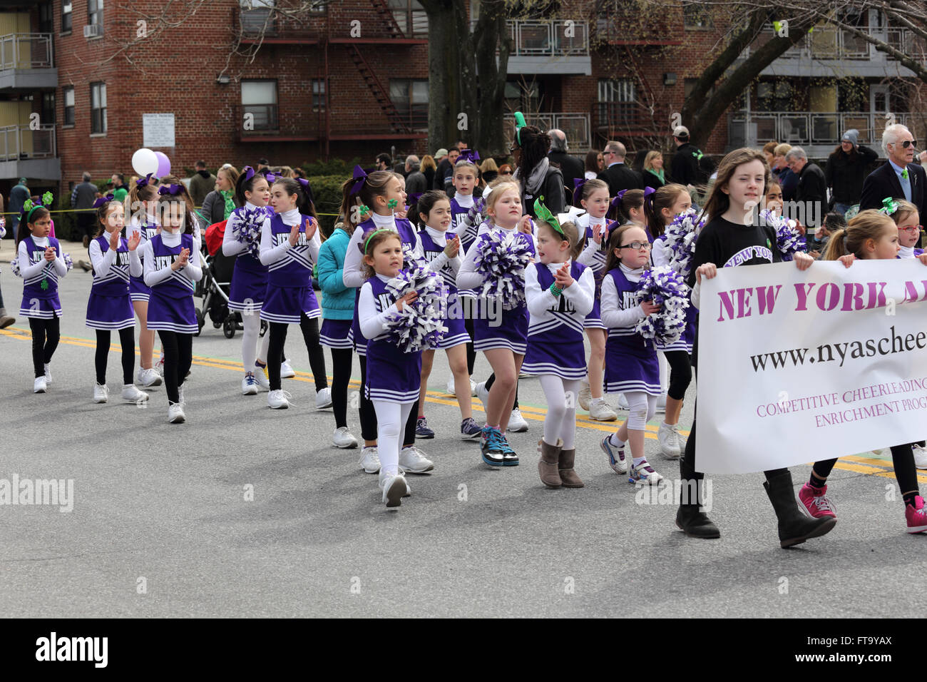 Marching girls hi-res stock photography and images - Alamy