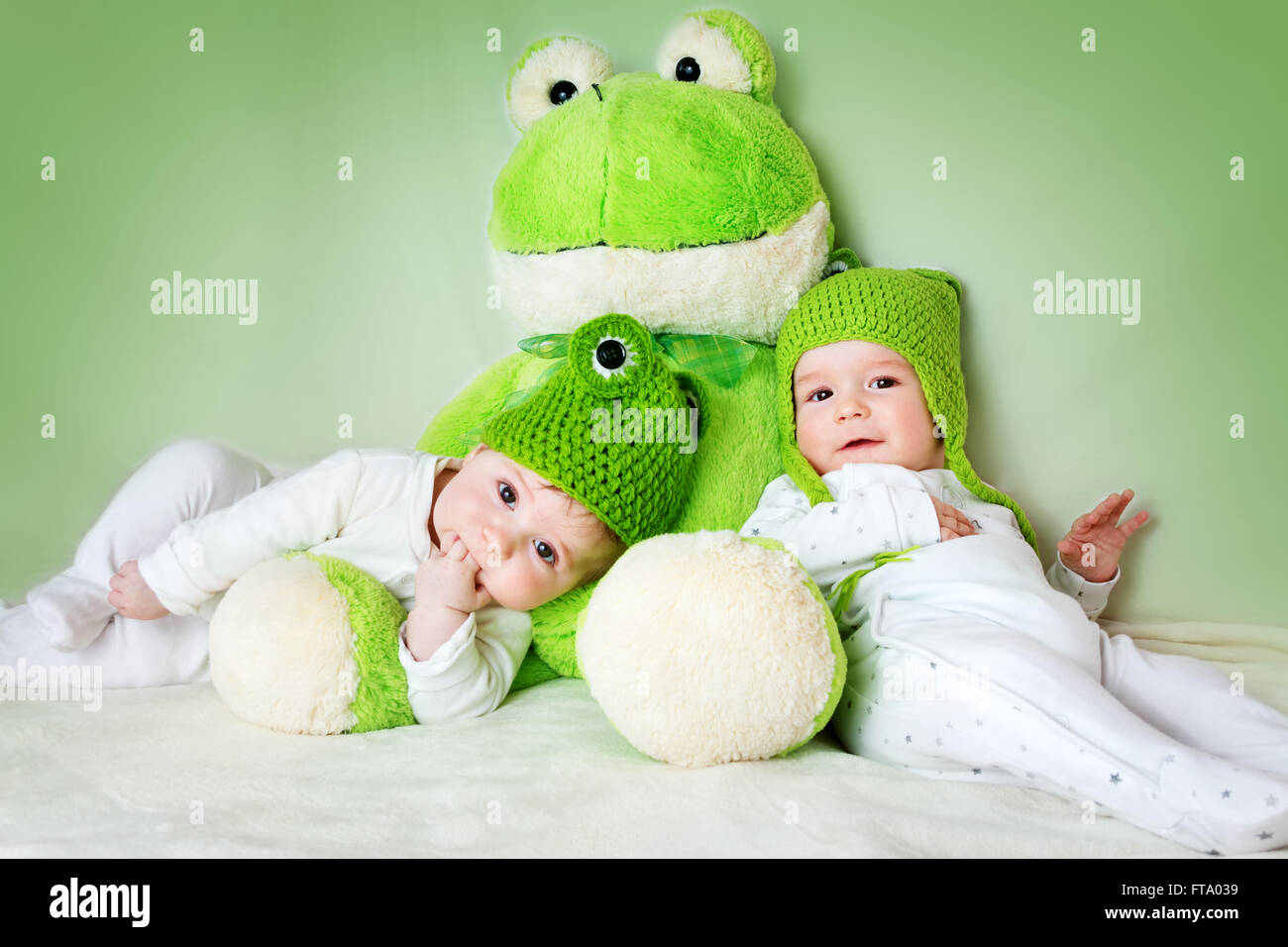 Boy with frog hi-res stock photography and images - Alamy