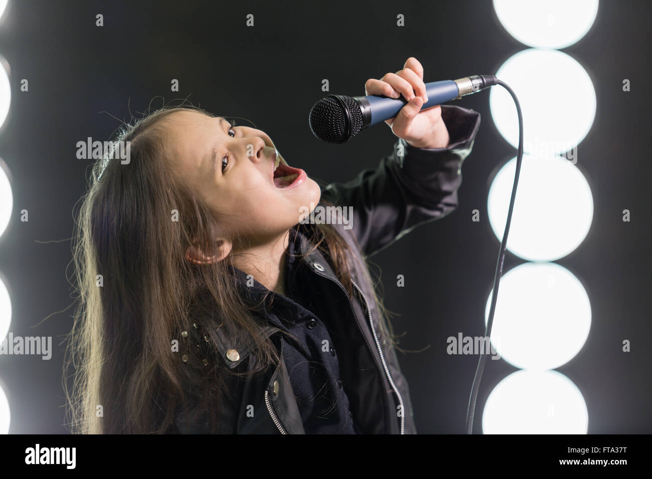 Girl singing on stage hi-res stock photography and images - Alamy