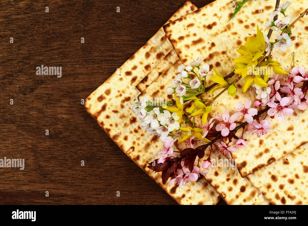 Pesach matzo passover with wine and matzoh jewish passover bread Stock ...