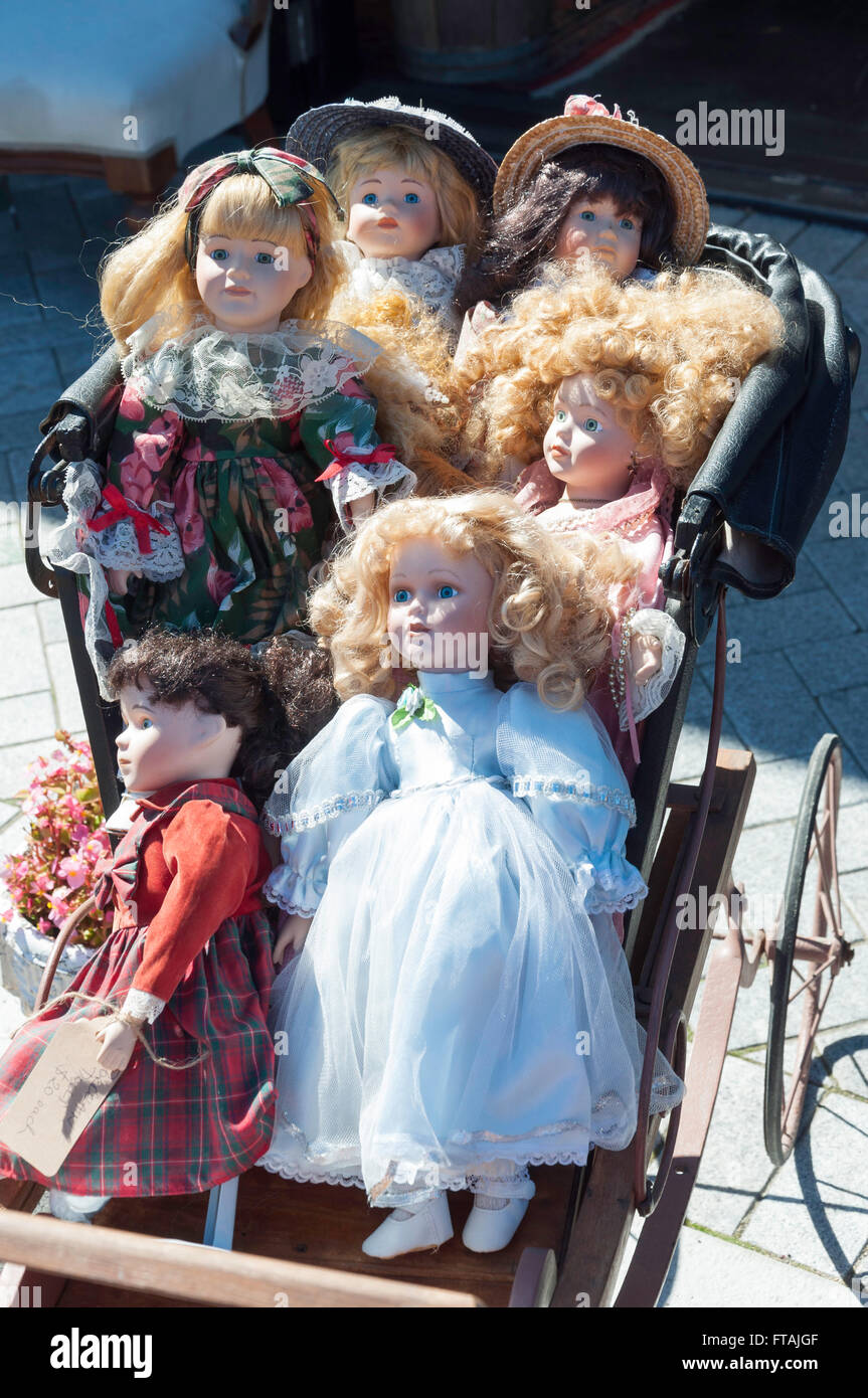Antique dolls hi-res stock photography and images - Alamy