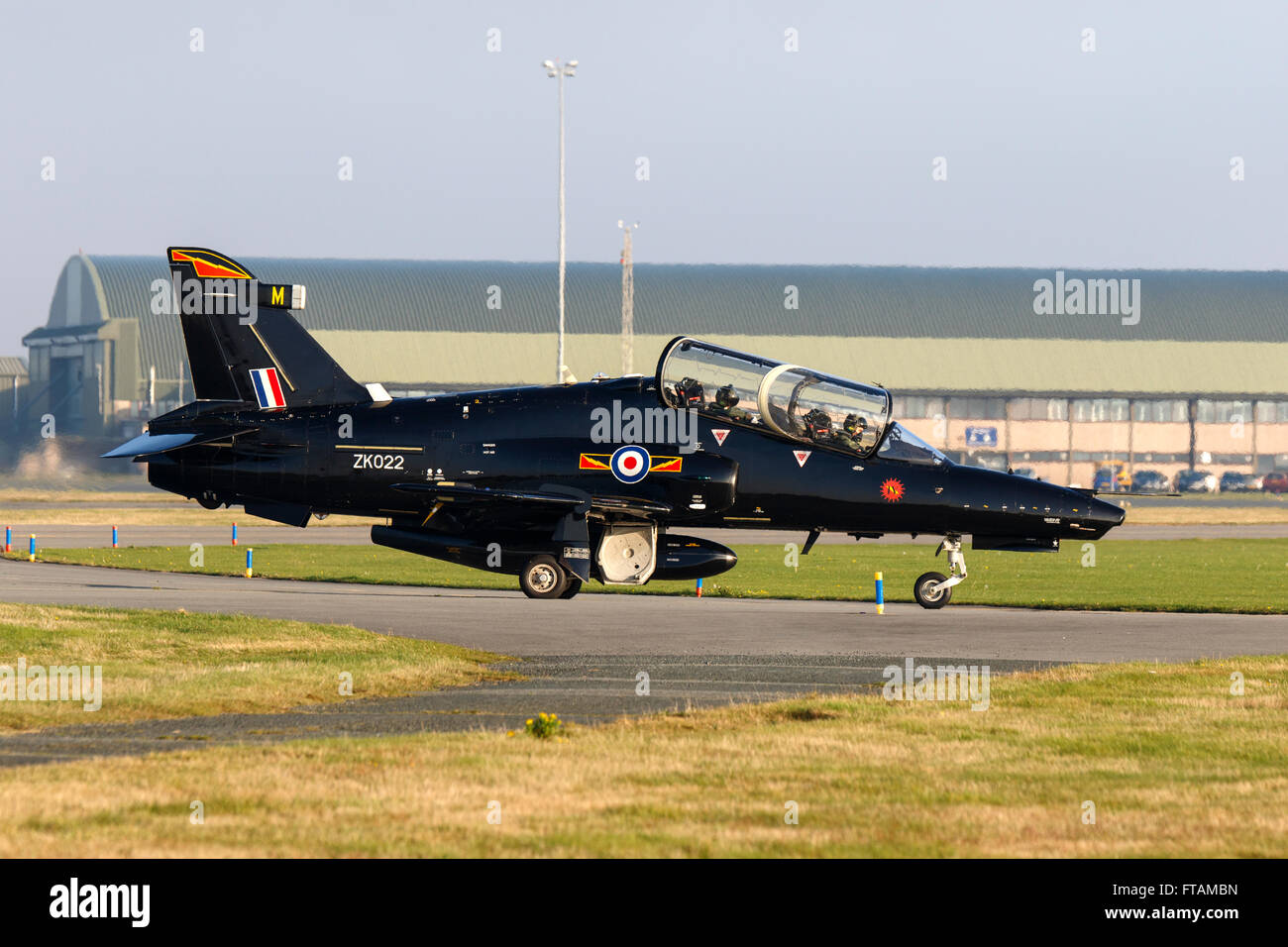 British Aerospace Hawk T2 ZK022 M taxiing at RAF Valley Stock Photo - Alamy