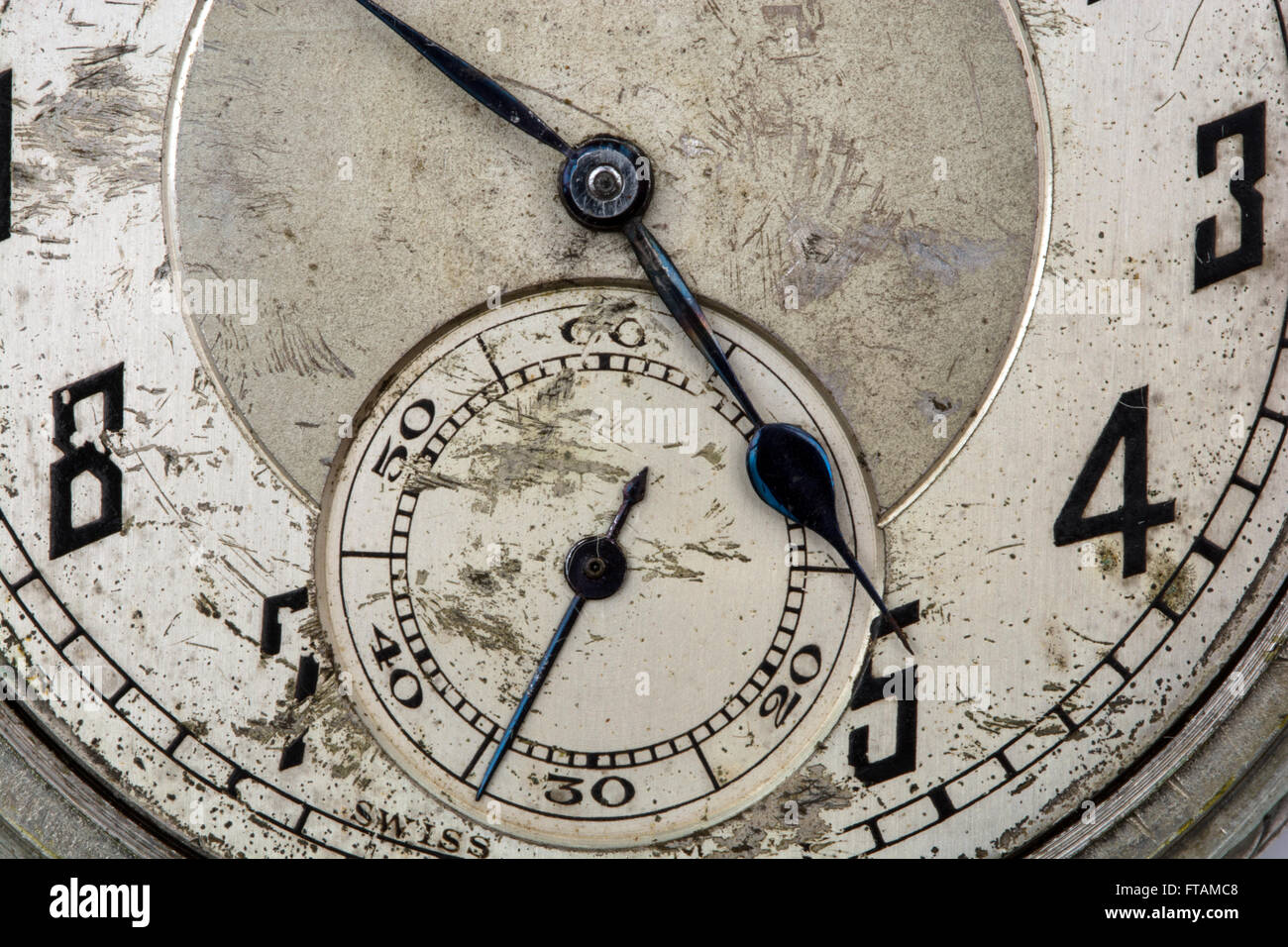 Broken old pocket watch hi-res stock photography and images - Alamy