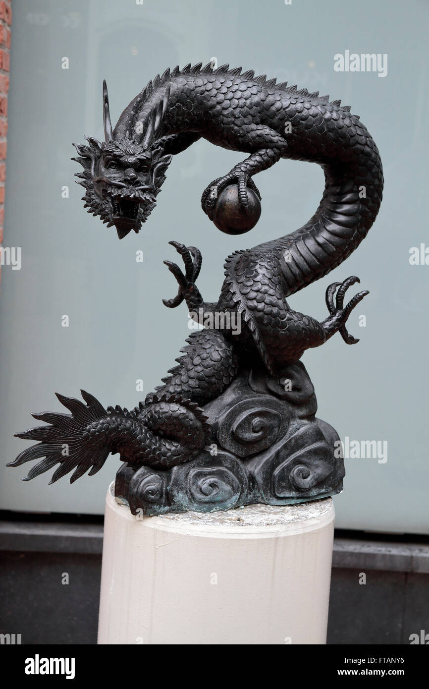 Serpent sculpture hi-res stock photography and images - Alamy