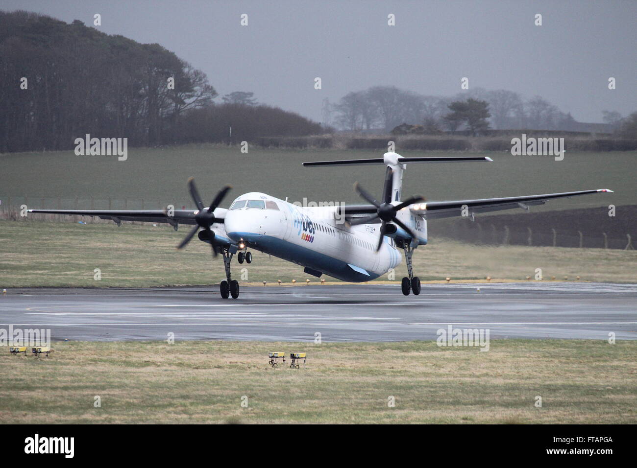 De havilland dash dhc 8 q400 hi-res stock photography and images - Alamy